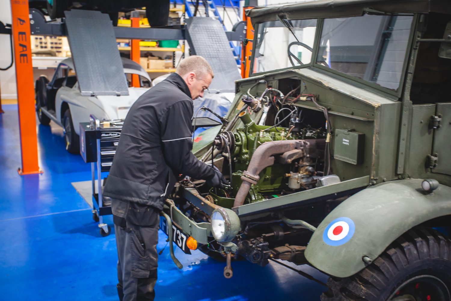 Morris C8 Engine goes in - Bridge Classic Cars