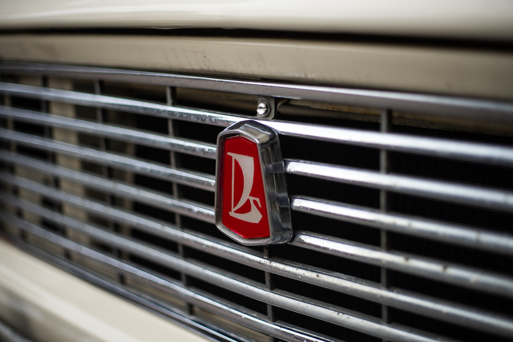 Lada On The Road Back Home - Bridge Classic Cars